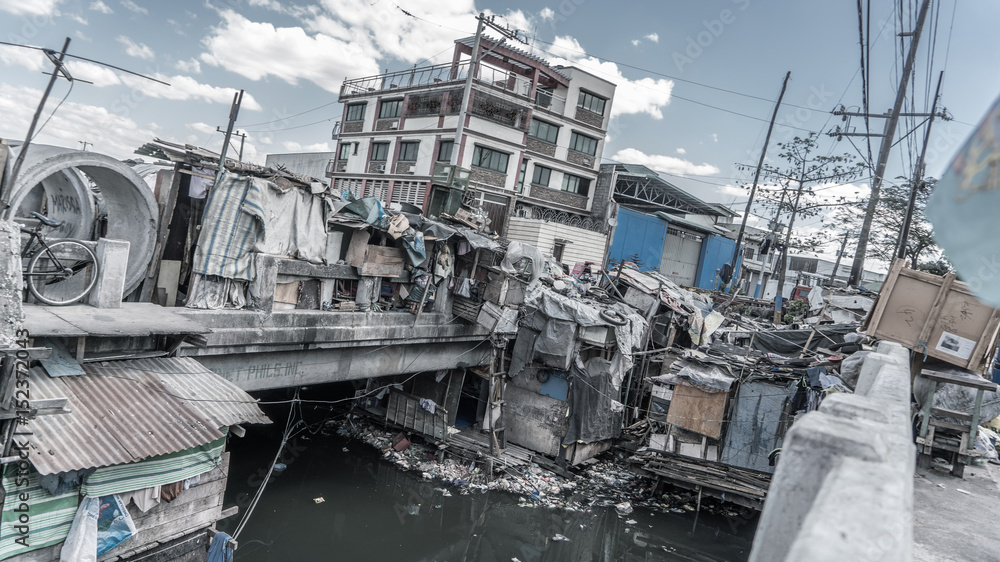 A glimpse of the Manila slums on a bridge and the environment they live ...