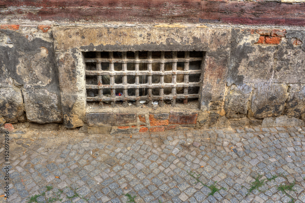 Verwunderlich Gitter Fuer Kellerfenster Bilder