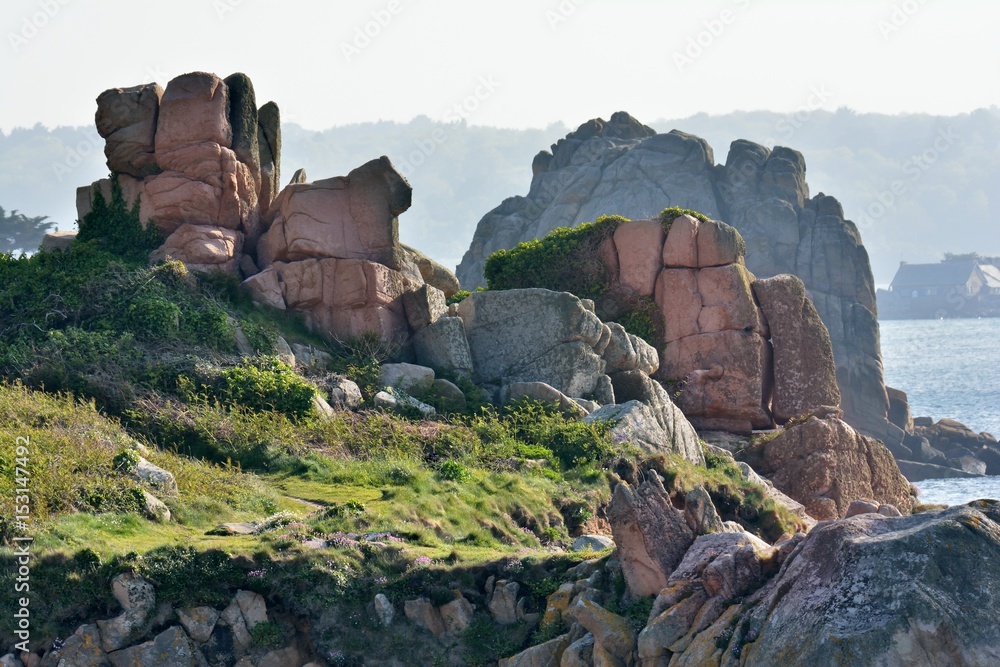 Foto de Les gros rochers de la côte sur le sentier de randonnée de ...