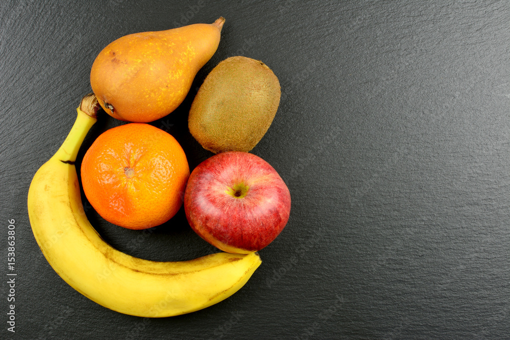 Obst-Mix - Verschiedenes Obst auf einer Schieferplatte mit Textfreifeld ...