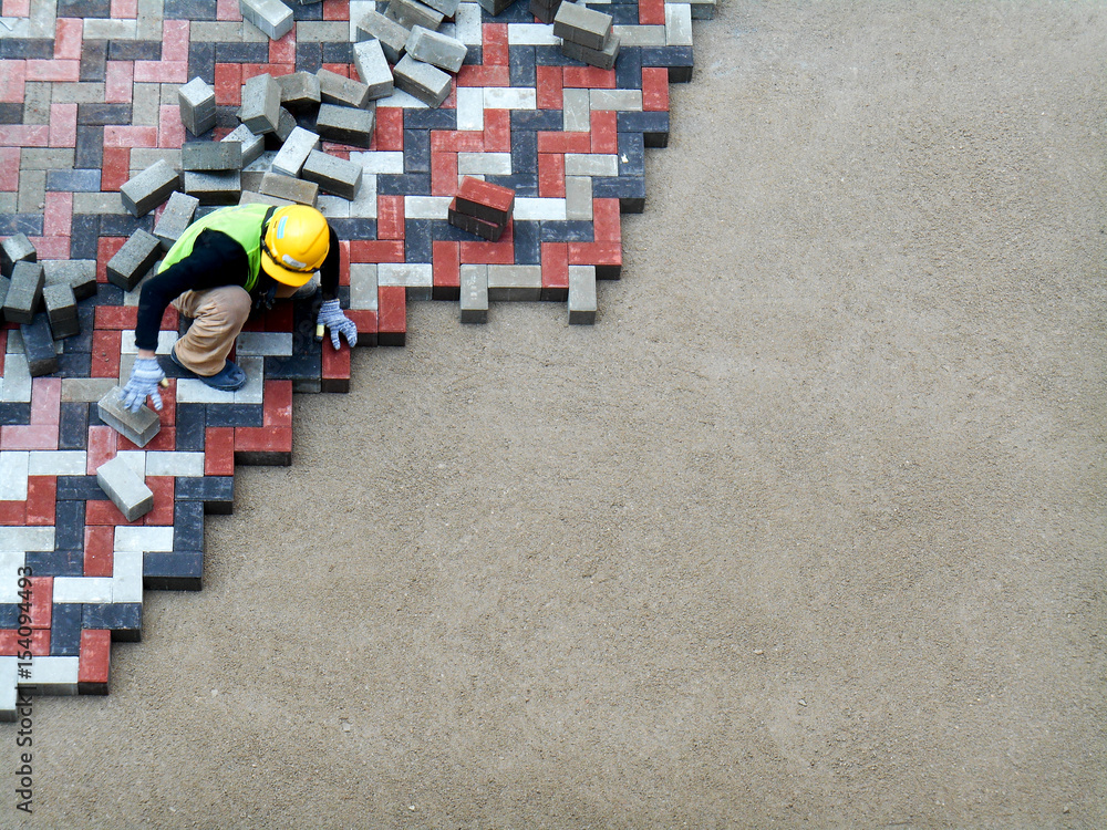 Foto de Construction workers installing and arranging precast concrete ...