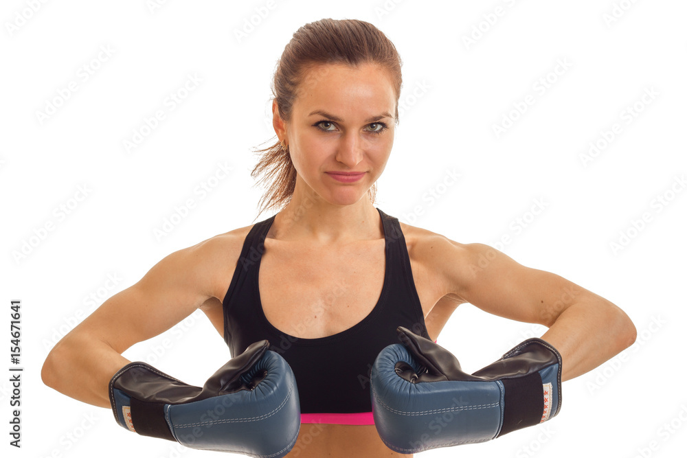 Foto de a young girl fighting at the top looks into the camera and ...