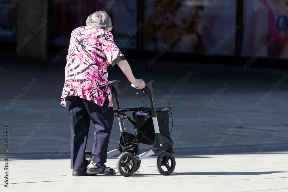 Foto de Alte Frau mit Rollator do Stock | Adobe Stock