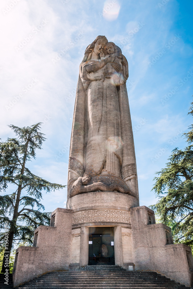 La grande statue de la Vierge du Mas Rillier à Miribel Stock-Foto ...
