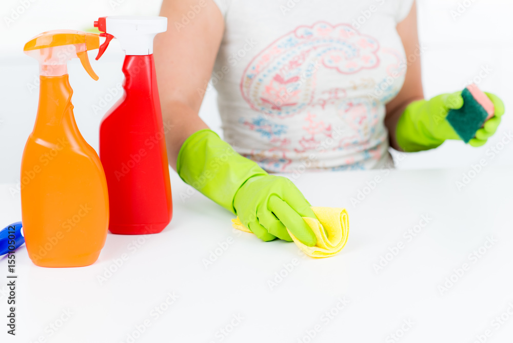 frau säubert den Tisch Stock-Foto | Adobe Stock