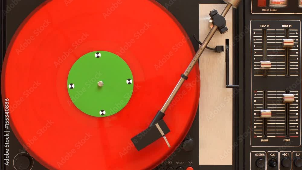 Vídeo do Stock: Vinyl record pleer. Plays song from an old turntable 4k ...