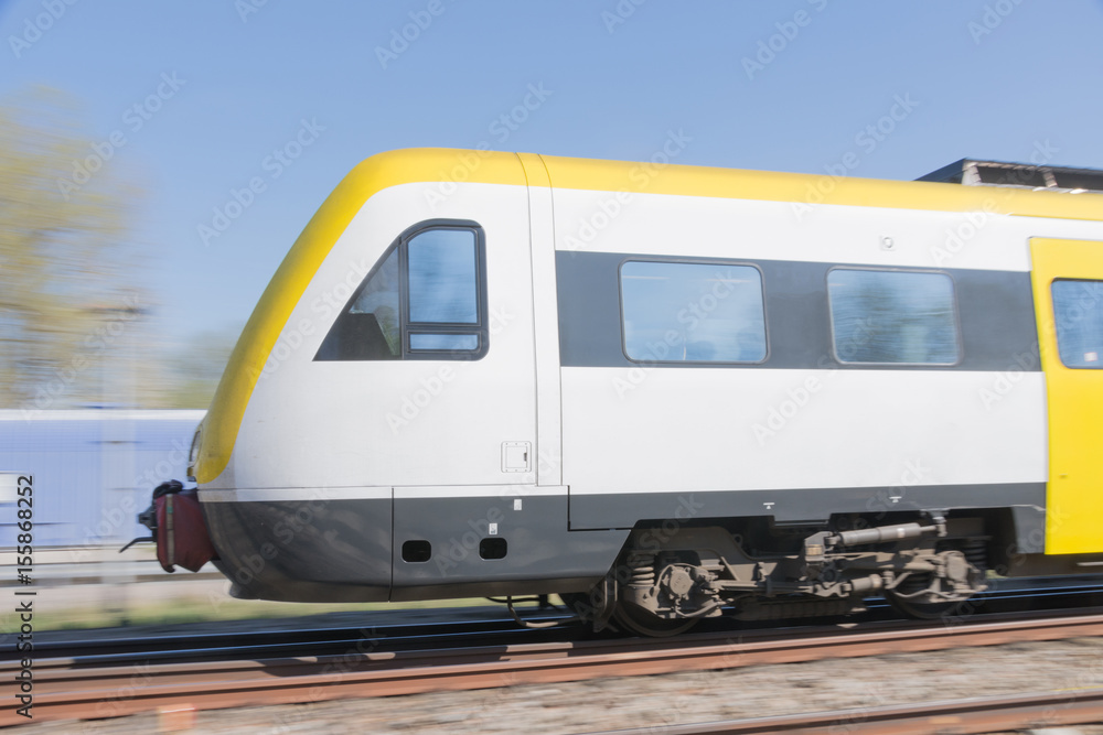 Gelber Triebwagen in voller Geschwindigkeit Stock Photo | Adobe Stock