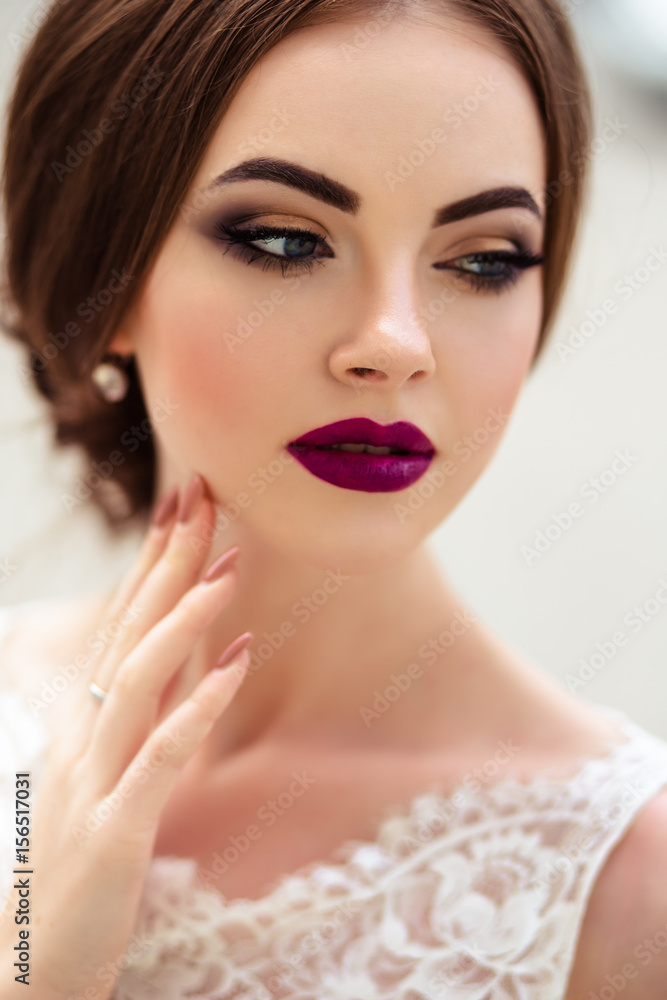 gorgeous bride with fashion makeup and hairstyle in a luxury wedding ...