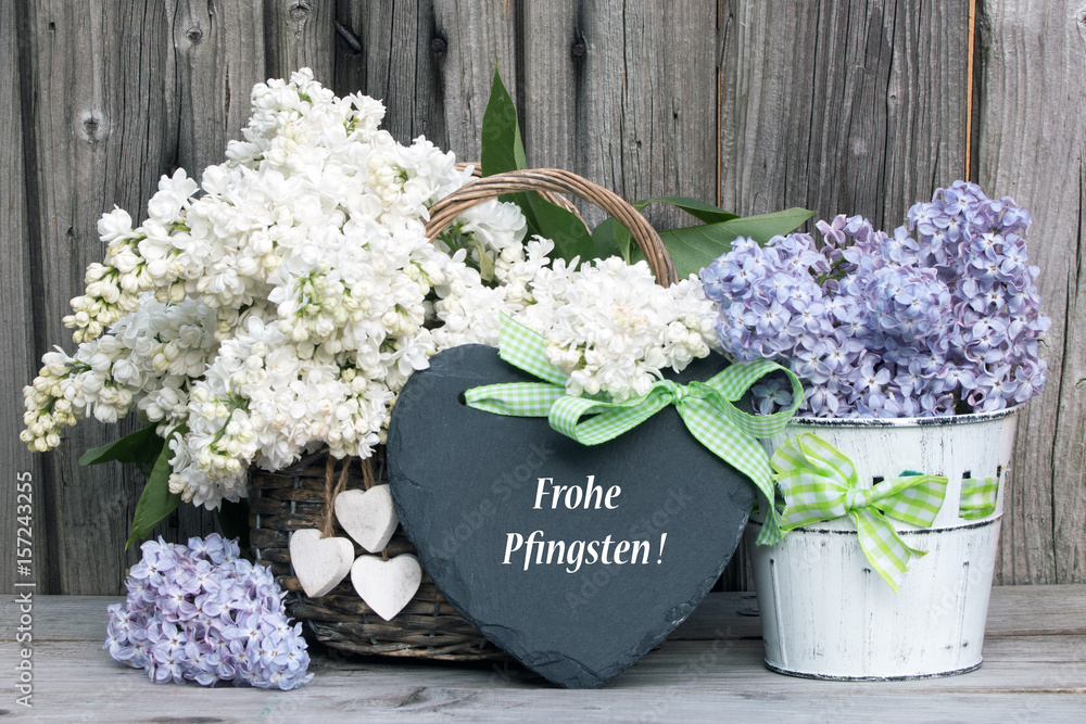 Text "Frohe Pfingsten" auf Schieferherz mit Flieder rustikal vor ...