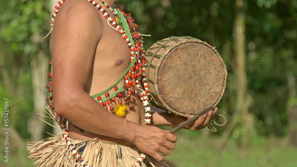 Video Stock Indigena amazónico tocando el tambor | Adobe Stock