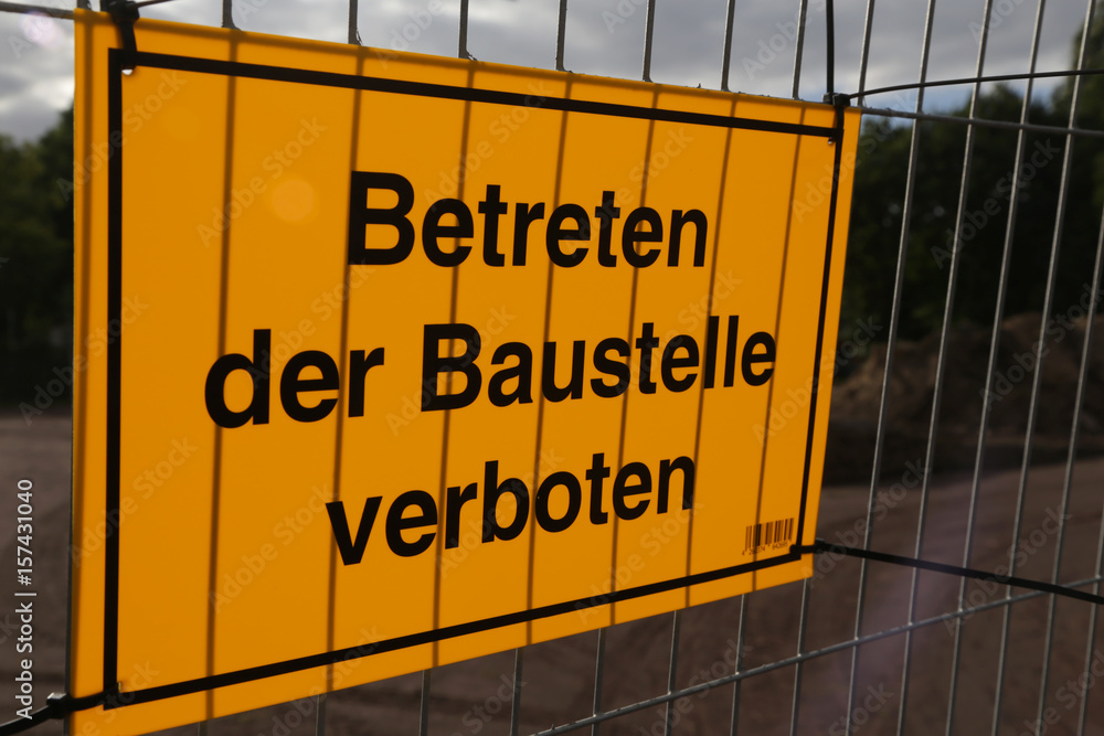 bausteller mit schild "betreten der baustelle verboten" Stock Photo ...