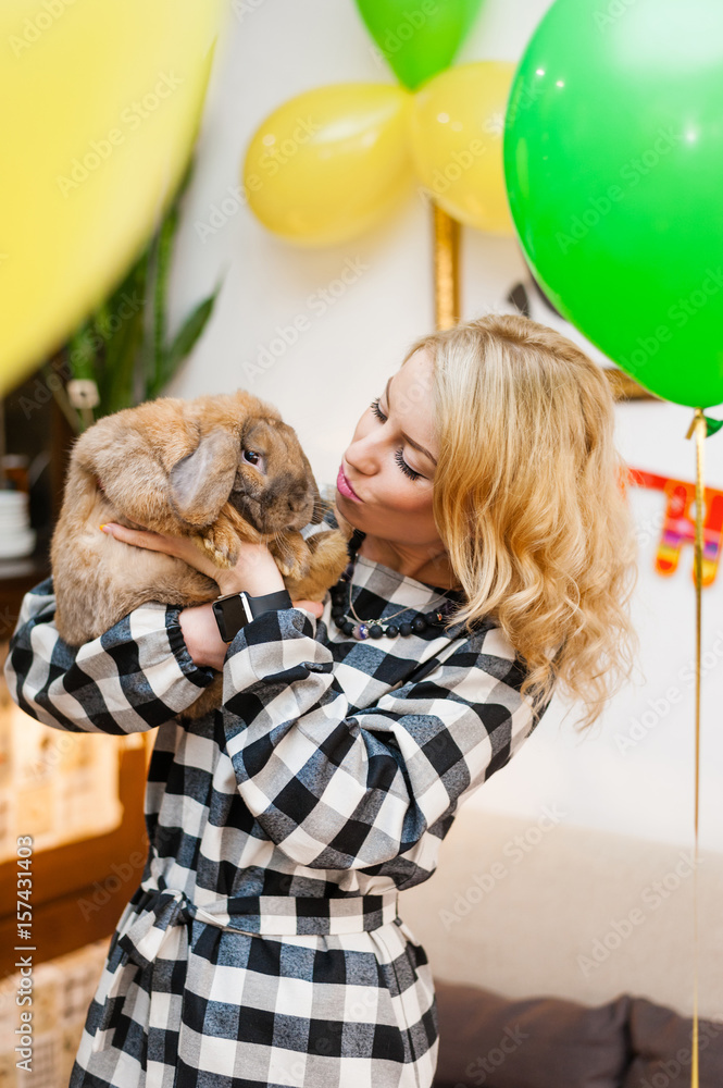 Young girl holding a large rabbit foto de Stock | Adobe Stock