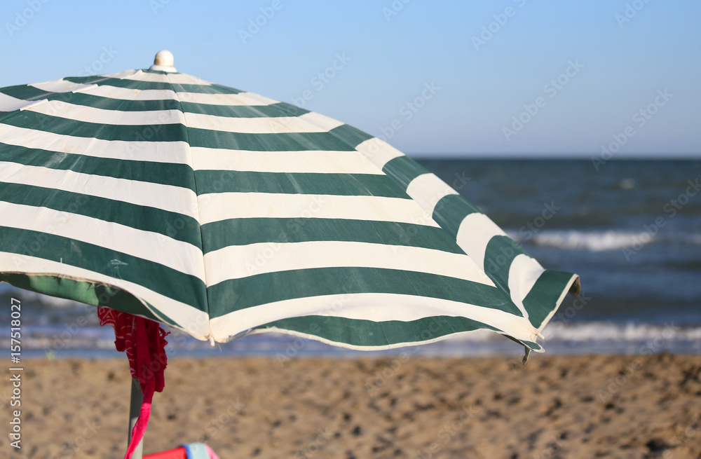 Large sun parasol on the shore of the ocean in the hot summer su Stock ...