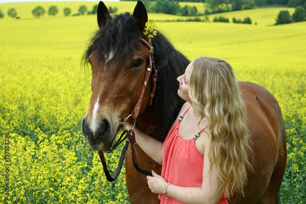 mit dem pferd im rapsfeld Stock Photo | Adobe Stock