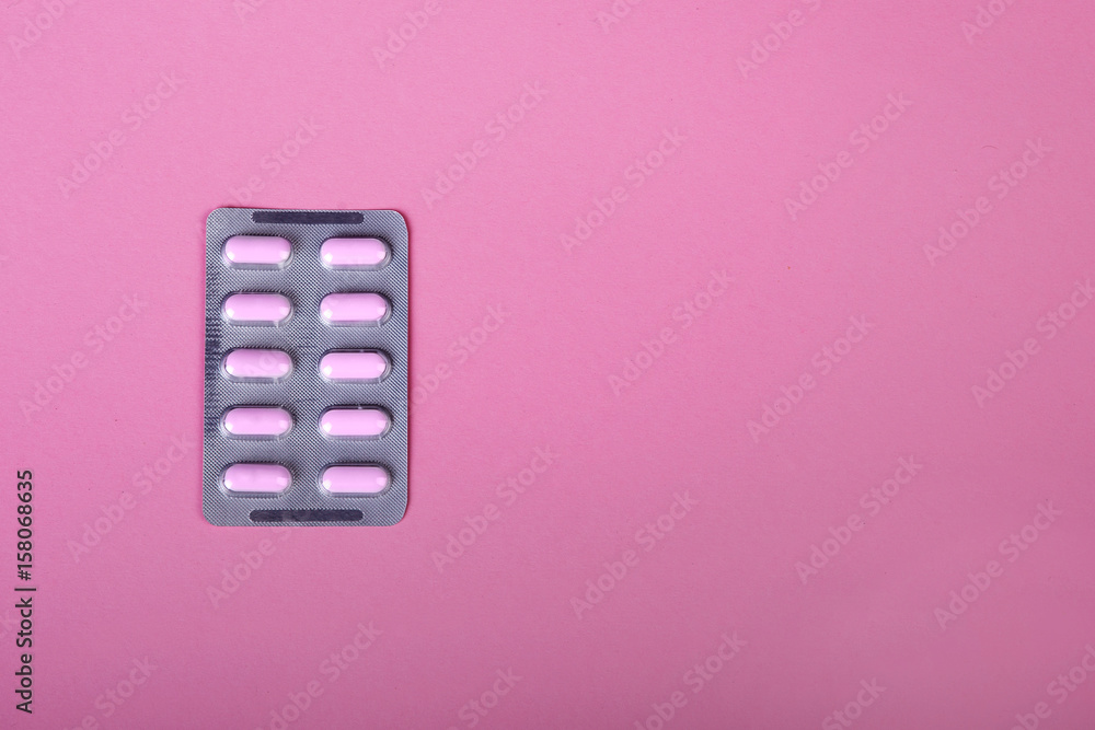 Medikamenten mit rosa Tabletten auf rosa Hintergund Stock-Foto | Adobe ...