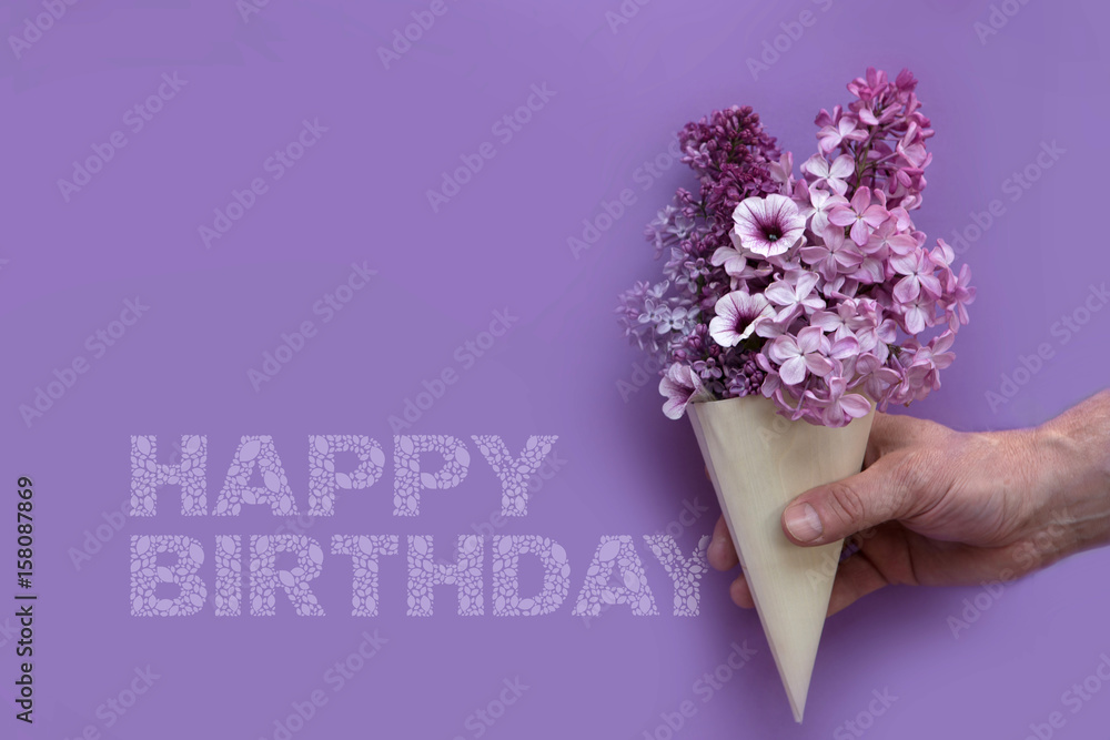 Happy Birthday Karte Mit Lila Blumen Tüte Auf Lila Hintergrund Stock