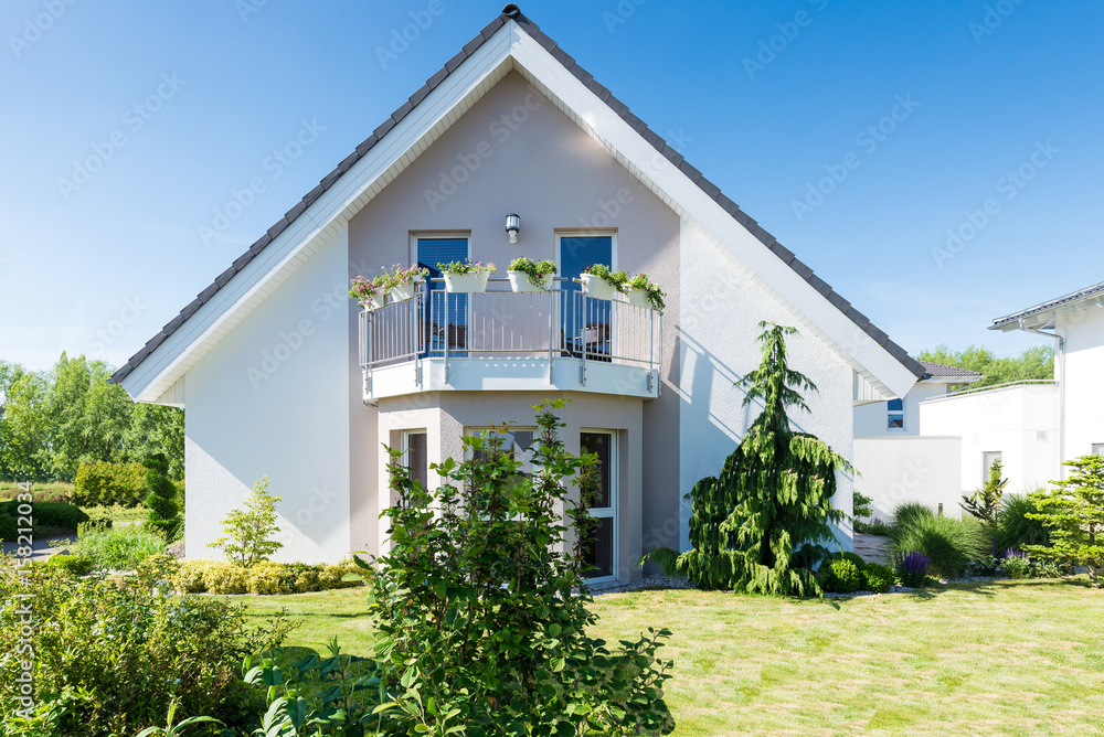 Haus mit Garten, Deutschland Stock-Foto | Adobe Stock