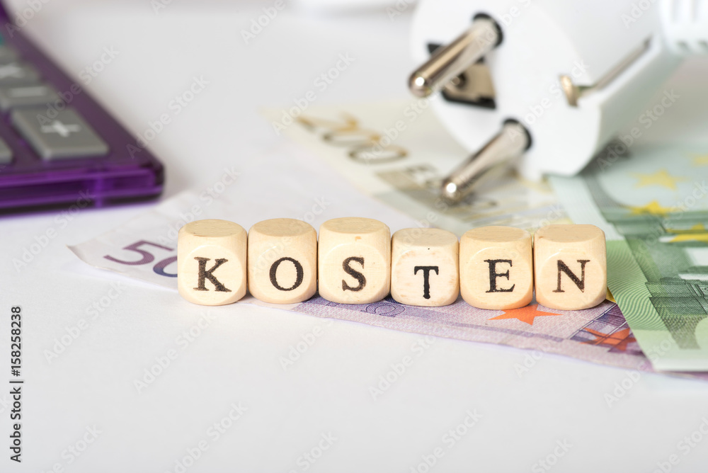 Elektro Stecker, Geld und das Wort Kosten Stock-Foto | Adobe Stock