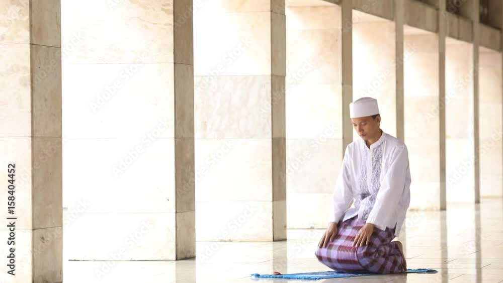 Vidéo Stock Devout muslim person wearing islamic clothes and praying in ...