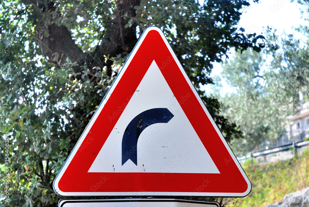 SEGNALE STRADALE : CURVA PERICOLOSA A DESTRA. Stock Photo | Adobe Stock