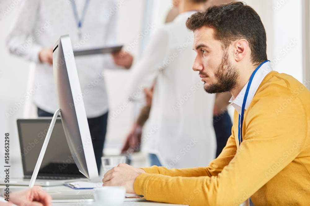 Start-Up Mann arbeitet am Computer Stock Photo | Adobe Stock