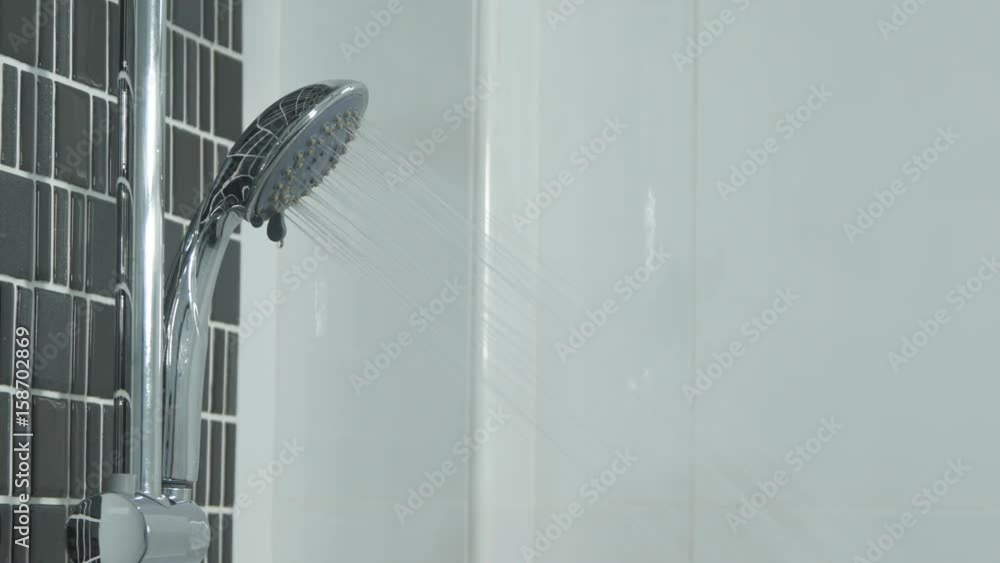 4k of Shower head flows water in a bath Stock ビデオ | Adobe Stock