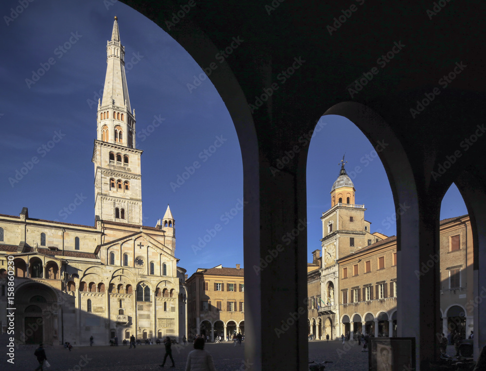 Modena, Piazza Grande con la Cattedrale, la torre campanaria detta ...