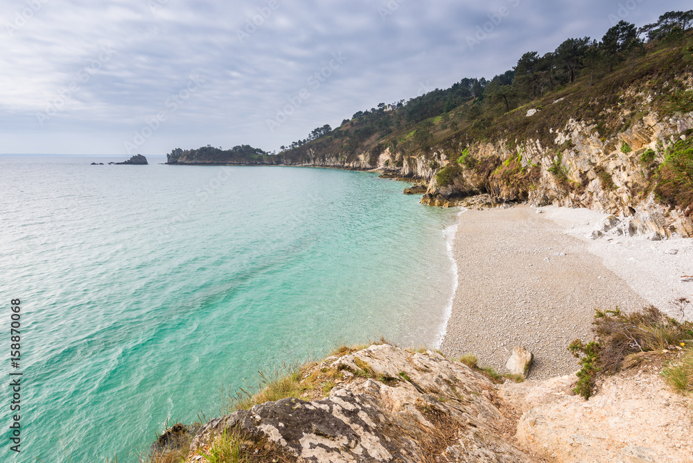 Plage déserte et paradisiaque accessible depuis le GR34 du Bois du ...