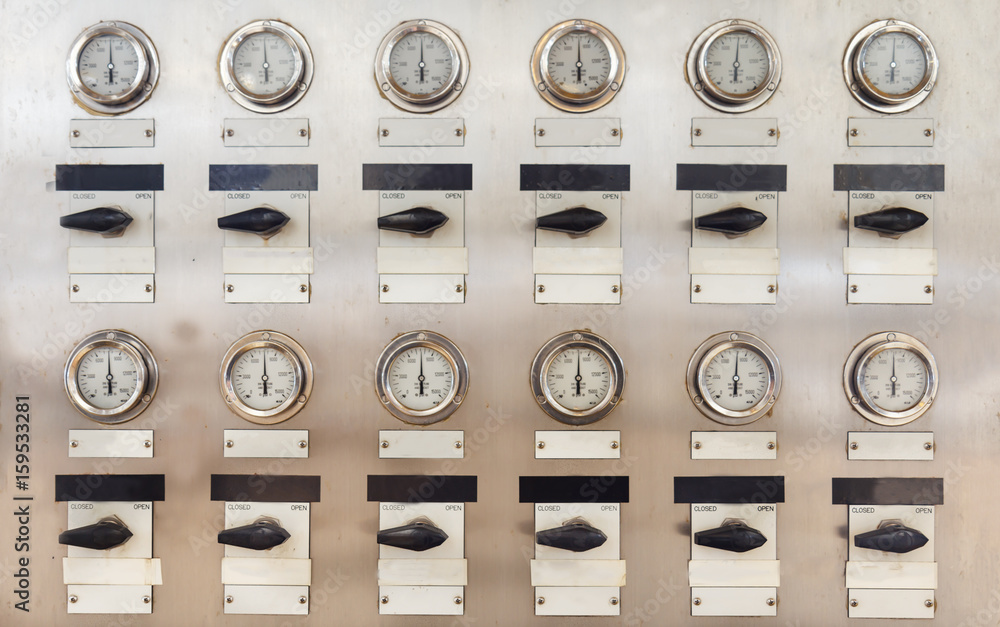 Pressure gauge for monitoring measure pressure production process, Oil ...