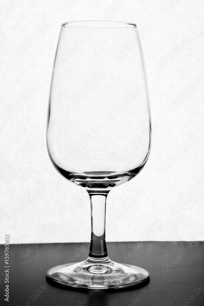 Copa vacía con fondo blanco Stock Photo | Adobe Stock