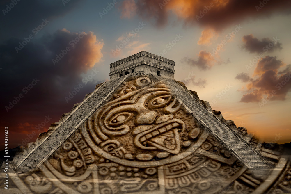 Foto de Dual or double exposure image of the mayan calendar over the ...