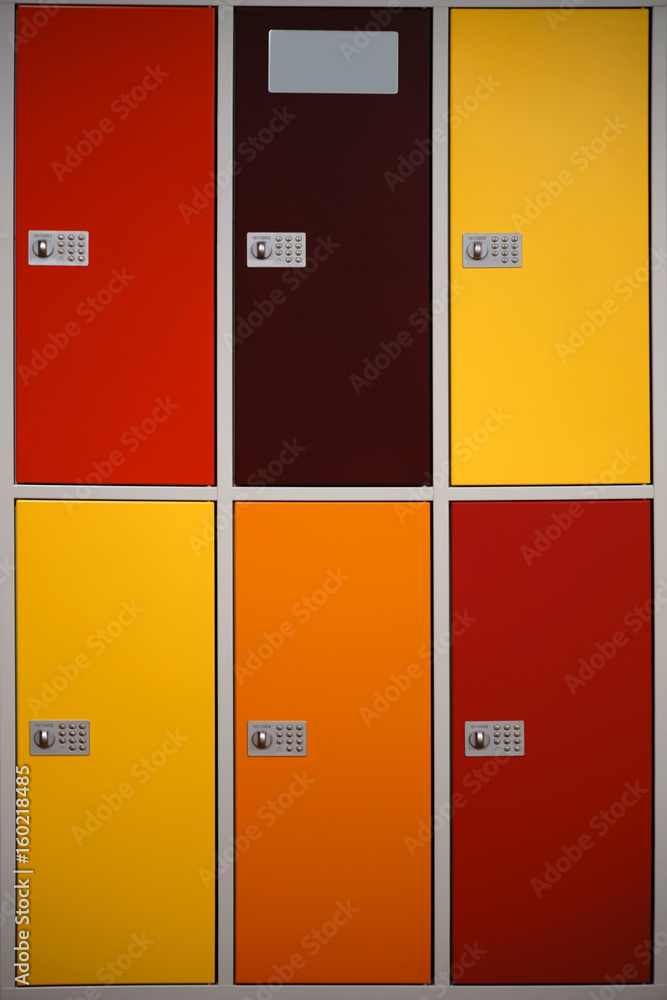 Schließfächer mit Zahlenschloss / Nebeneinander gereihte Schließfächer ...