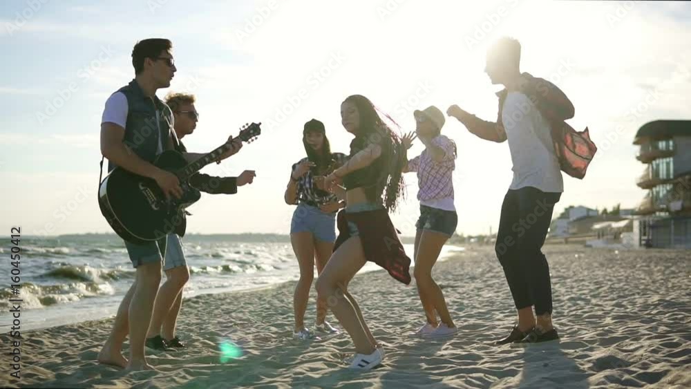 Video Stock Summer party on the beach. Young friends drinking cocktails ...