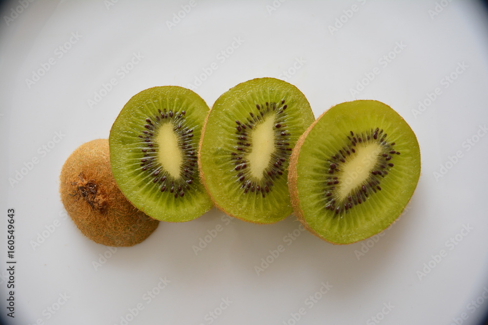 Kiwi cortado em três rodelas, fatias de kiwi, frutas, quivi, quiui ...