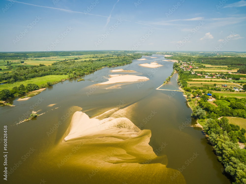 Rzeka widziana z lotu ptaka. Rzeka Wisła z piaszczystymi mieliznami ...
