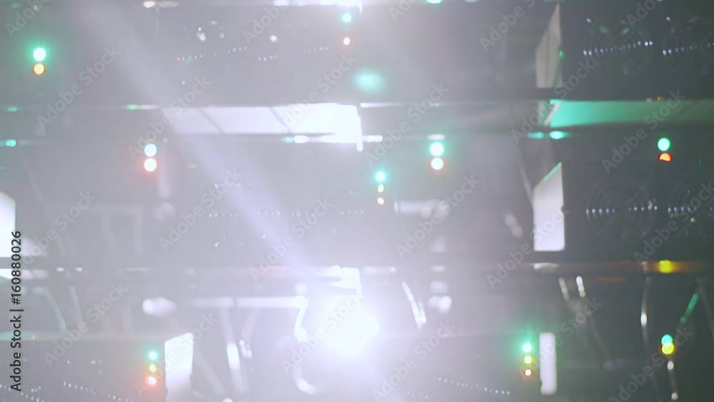 Seamlessly looping animation of rack servers in data center vídeo do ...