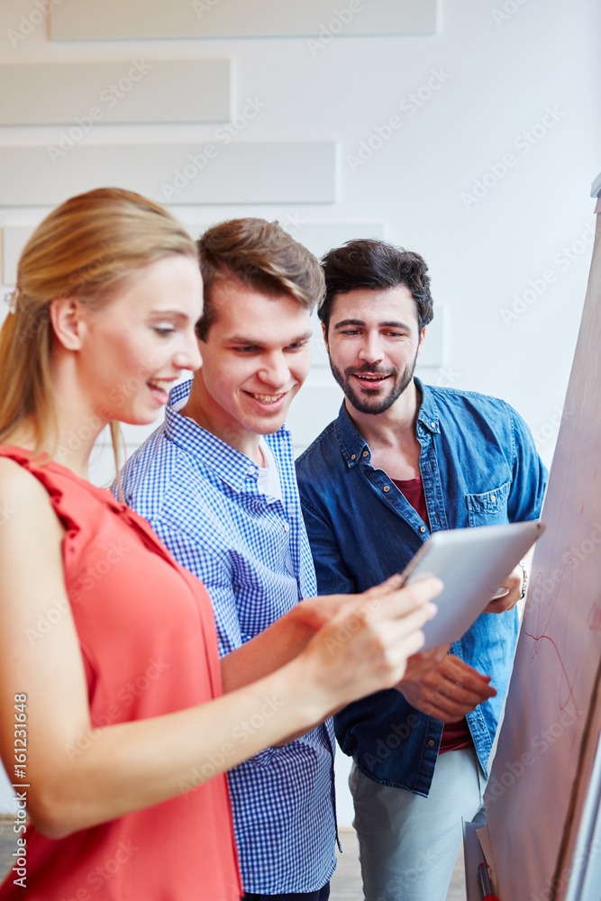 Start-Up Team staunt über Nachricht Stock Photo | Adobe Stock