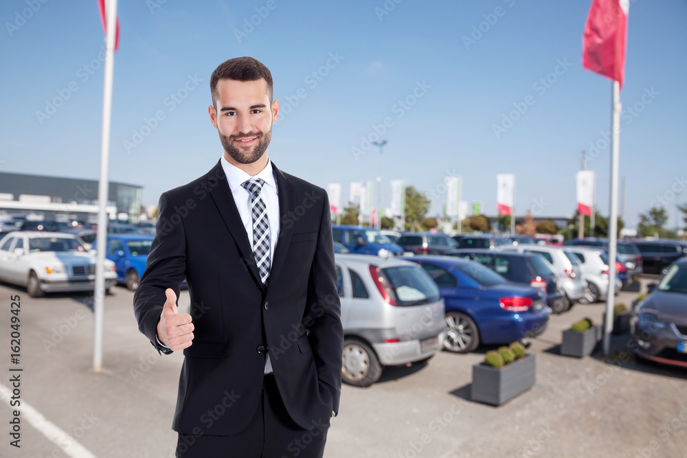 Autoverkäufer mit vielen Autos und Daumen hoch Porträt foto de Stock ...