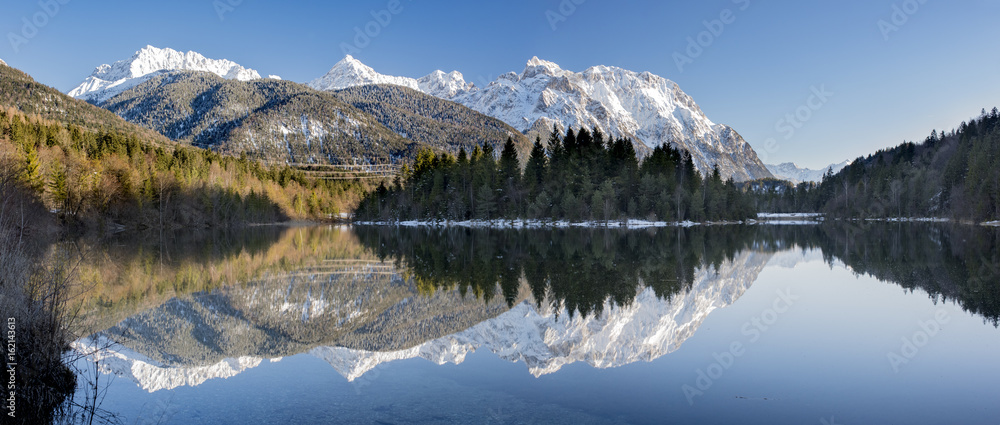 Panorama Landschaft in Bayern mit Karwendel Gebirge und Isar Stock ...