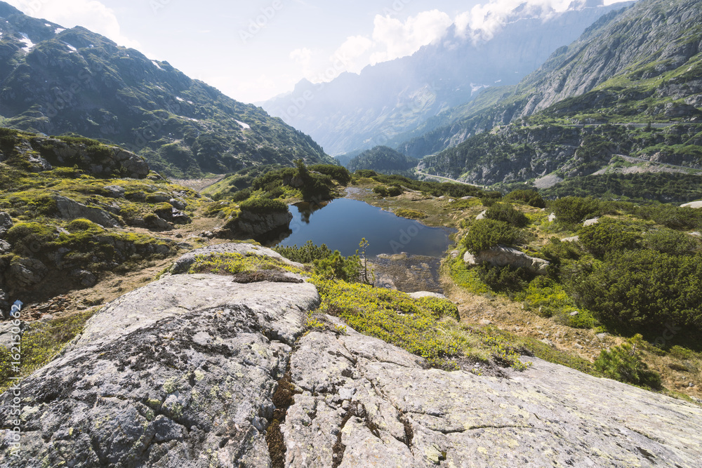 Kleiner Bergsee in den Schweizer Alpen - Berglandschaft in der nähe des ...