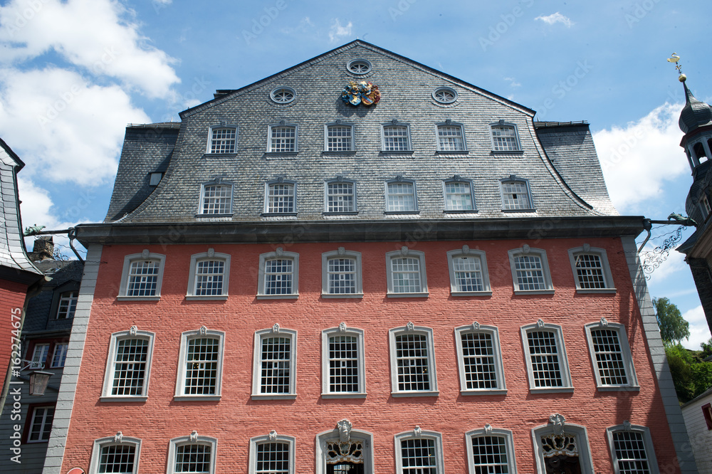 foto-de-het-rode-huis-in-monschau-in-de-duitse-eifel-do-stock-adobe-stock