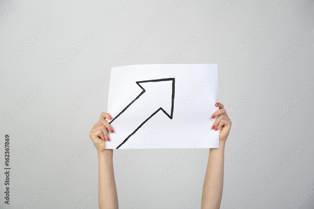 schild mit pfeil nach oben in händen Stock-Foto | Adobe Stock