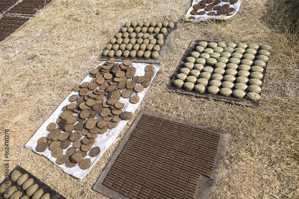 Foto de Drying of Ayurvedic semifinished products containing cow manure ...
