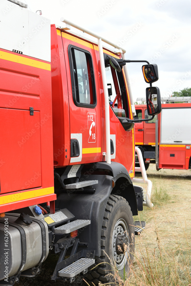 pompiers en intervention sur un incendie Stock Photo | Adobe Stock