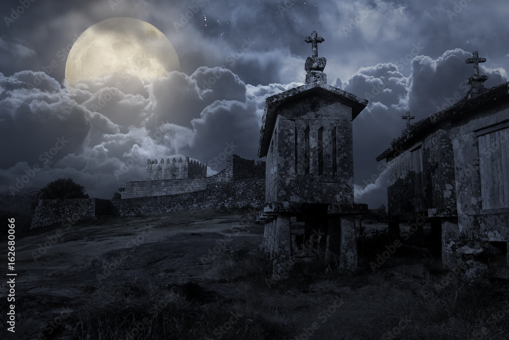 Medieval castle in a cloudy full moon night foto de Stock | Adobe Stock
