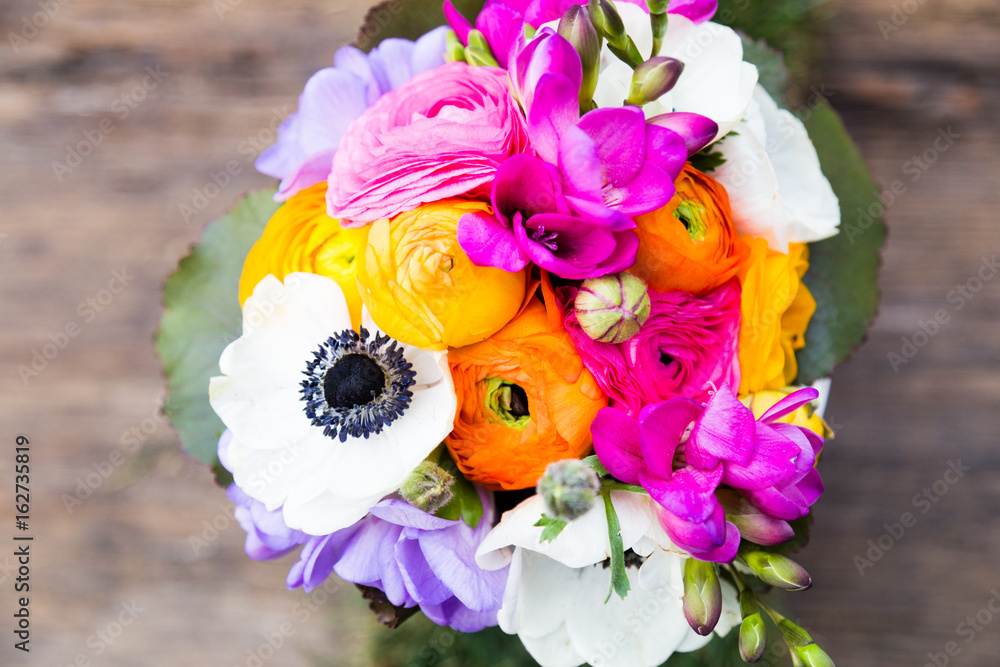 Bouquet di fiori colorato primaverile su uno sfondo in legno Stock ...