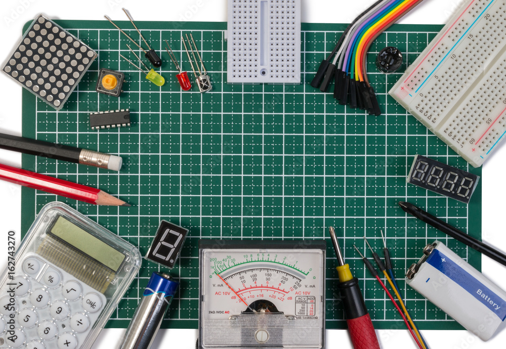Foto de DIY electrical maker tools components on green cutting mat ...