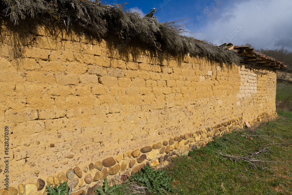 Antigua construccion rural. Muro de adobe con cubierta de ramas de ...
