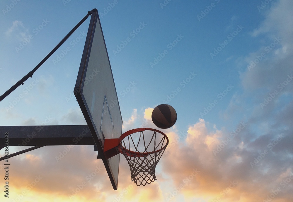 palla da basket entra nel canestro Stock Photo | Adobe Stock