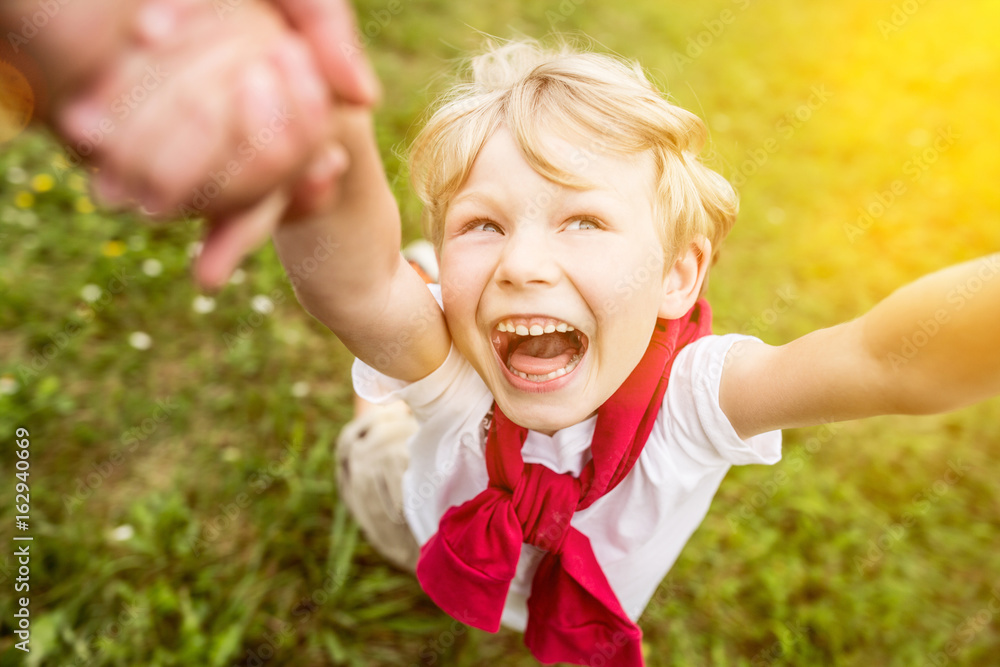 Lachendes Kind hat Spaß im Sommer mit Vater Stock Photo | Adobe Stock